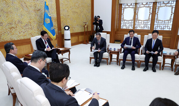 청와대 첫 출근한 이재명 대통령, ‘통합 상징 3색 넥타이’ 착용